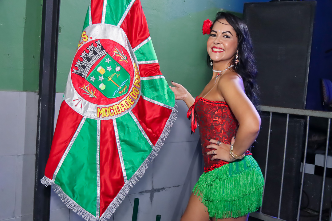 Mirian Duarte é coroada Rainha de escola de samba em Itaguaí - Só Famosos